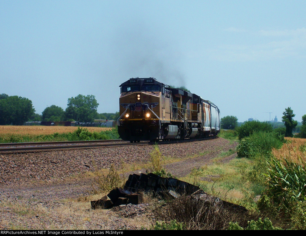 UP 5719 westbound UP manifest train